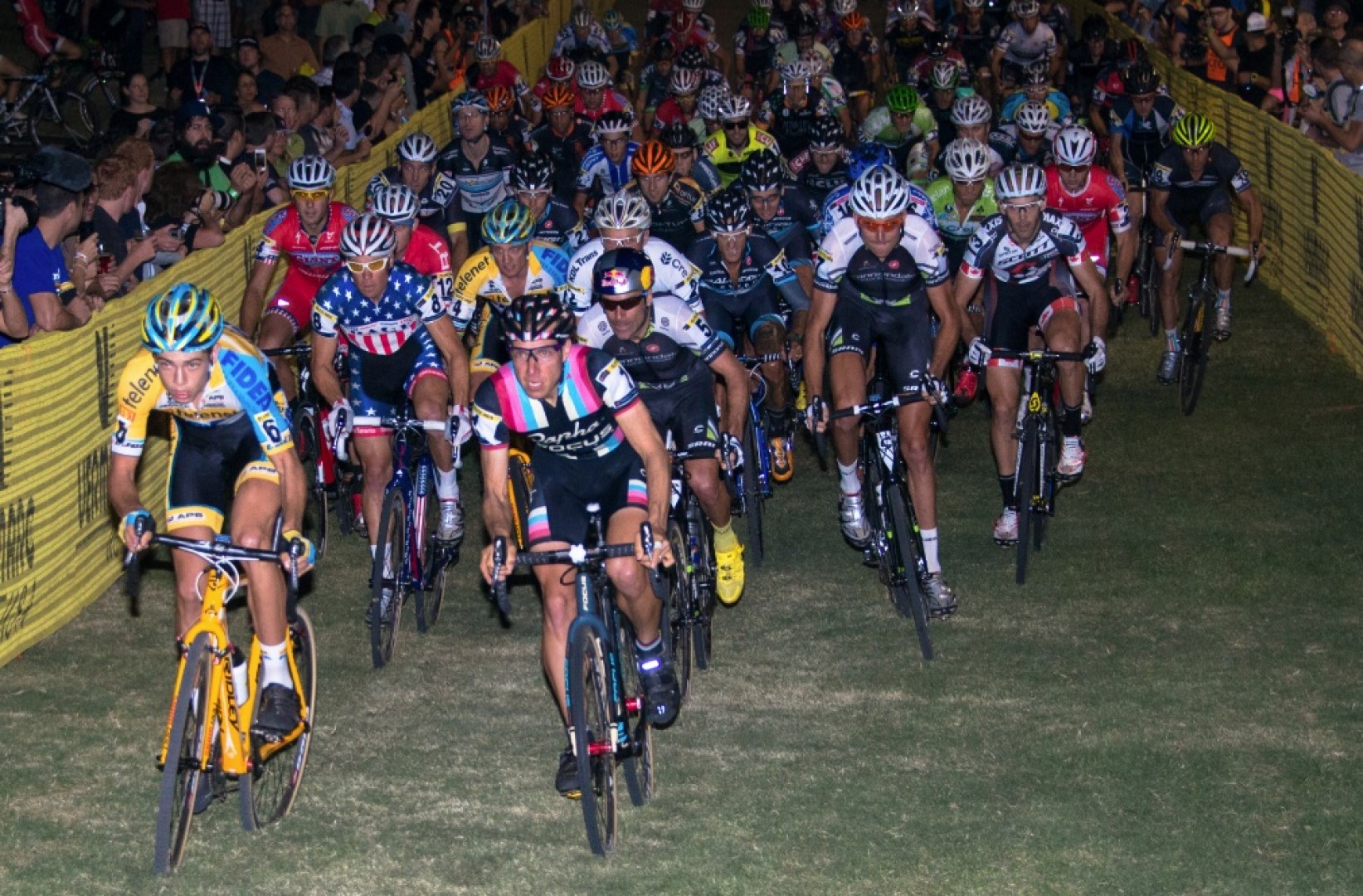LIVE FEEDS: UCI WORLD CUP KICKS OFF WITH CROSSVEGAS - Cyclocrossrider